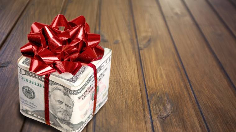 Guide to Gifting Cash During the Holidays